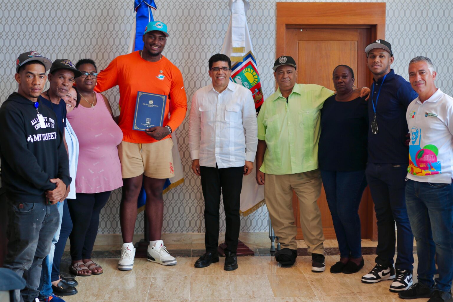 Byron Matos, Primer Jugador Dominicano en la NFL, Visita al Alcalde Dío ...