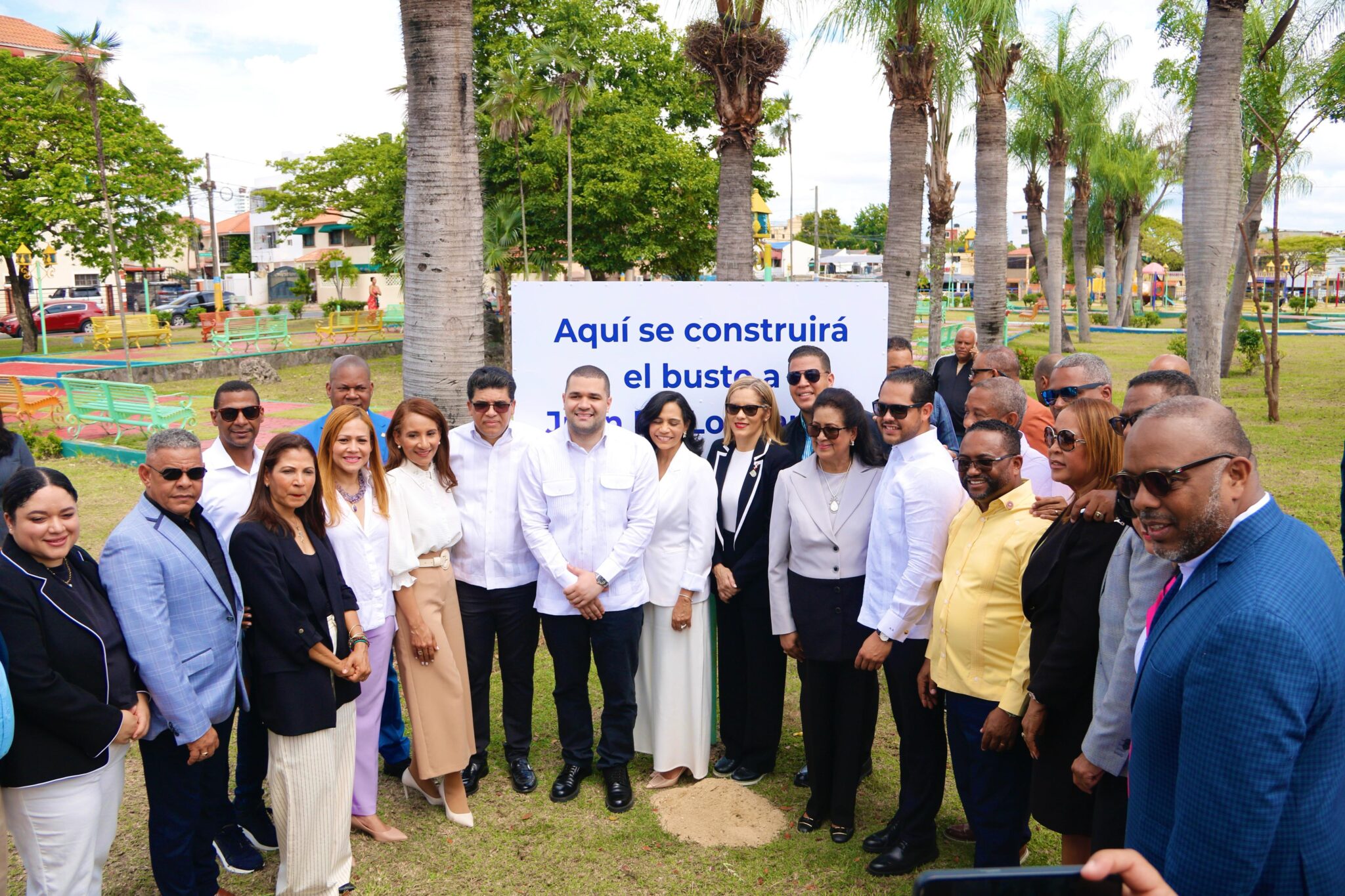 Alcalde Dío Astacio da primer picazo para construcción de busto en ...