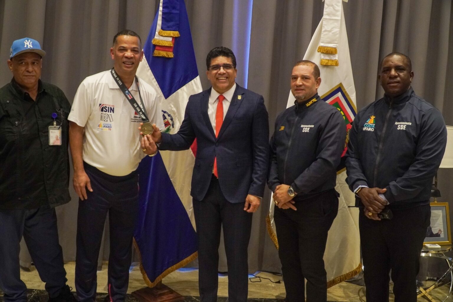 Alcalde Dío Astacio recibe al 12 veces campeón mundial de dominó ...
